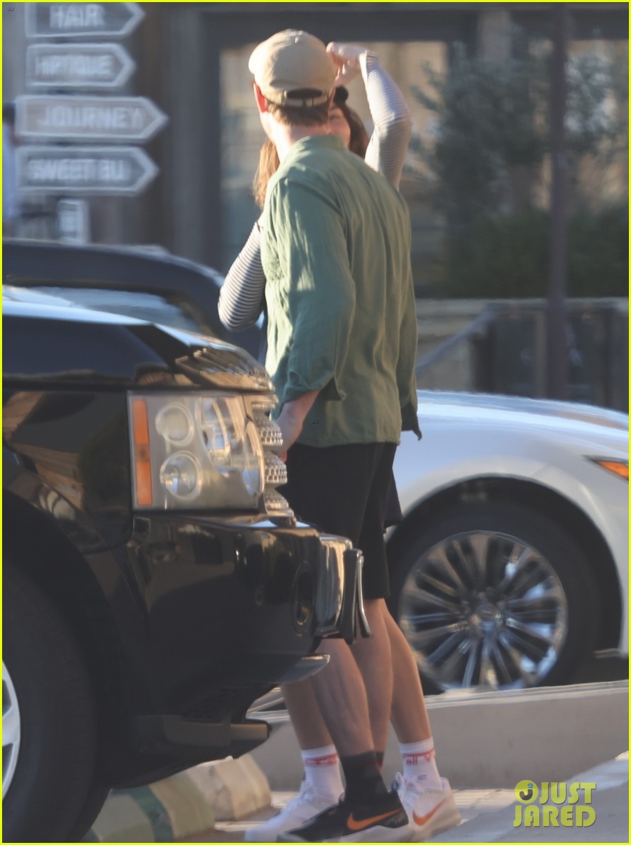 Andrew Garfield Spotted Doing an Armpit Check for Girlfriend Alyssa ...