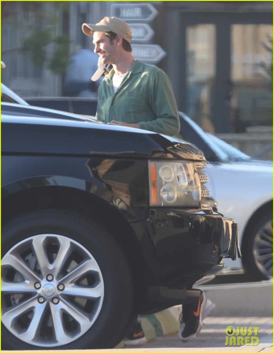 Andrew Garfield Spotted Doing an Armpit Check for Girlfriend Alyssa ...