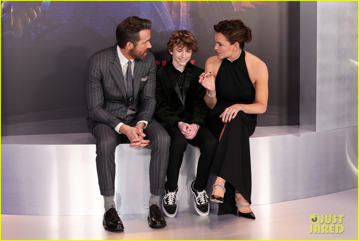 Jennifer Garner & Zoe Saldana Glam Up for 'The Adam Project' NYC ...