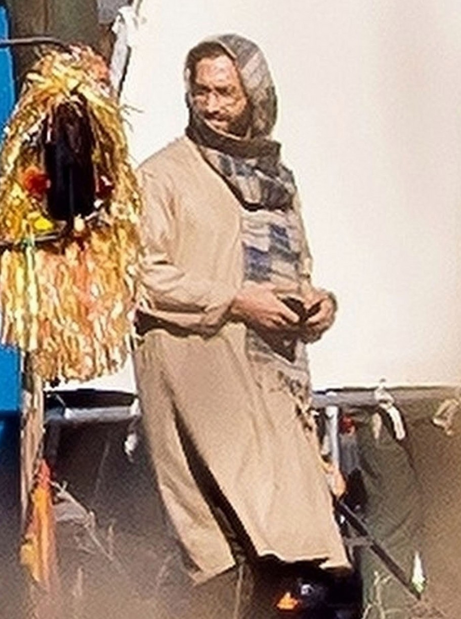 Jake Gyllenhaal Wears a Head Scarf On The Set of 'The Interpreter ...