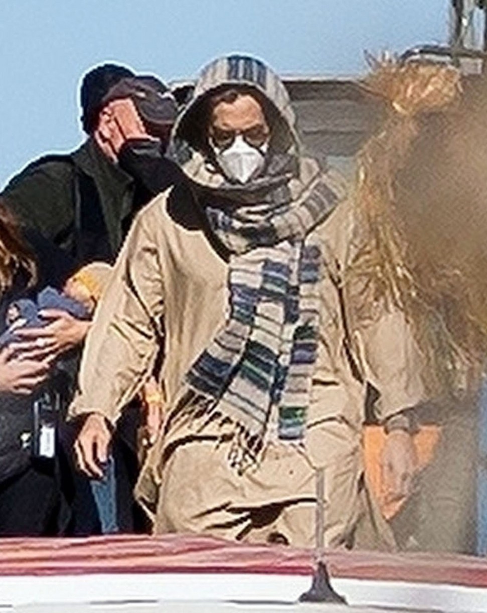 Jake Gyllenhaal Wears a Head Scarf On The Set of 'The Interpreter ...