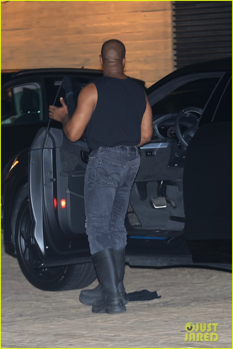 Kanye West Flaunts His Muscles While Dining with a Kim Kardashian ...