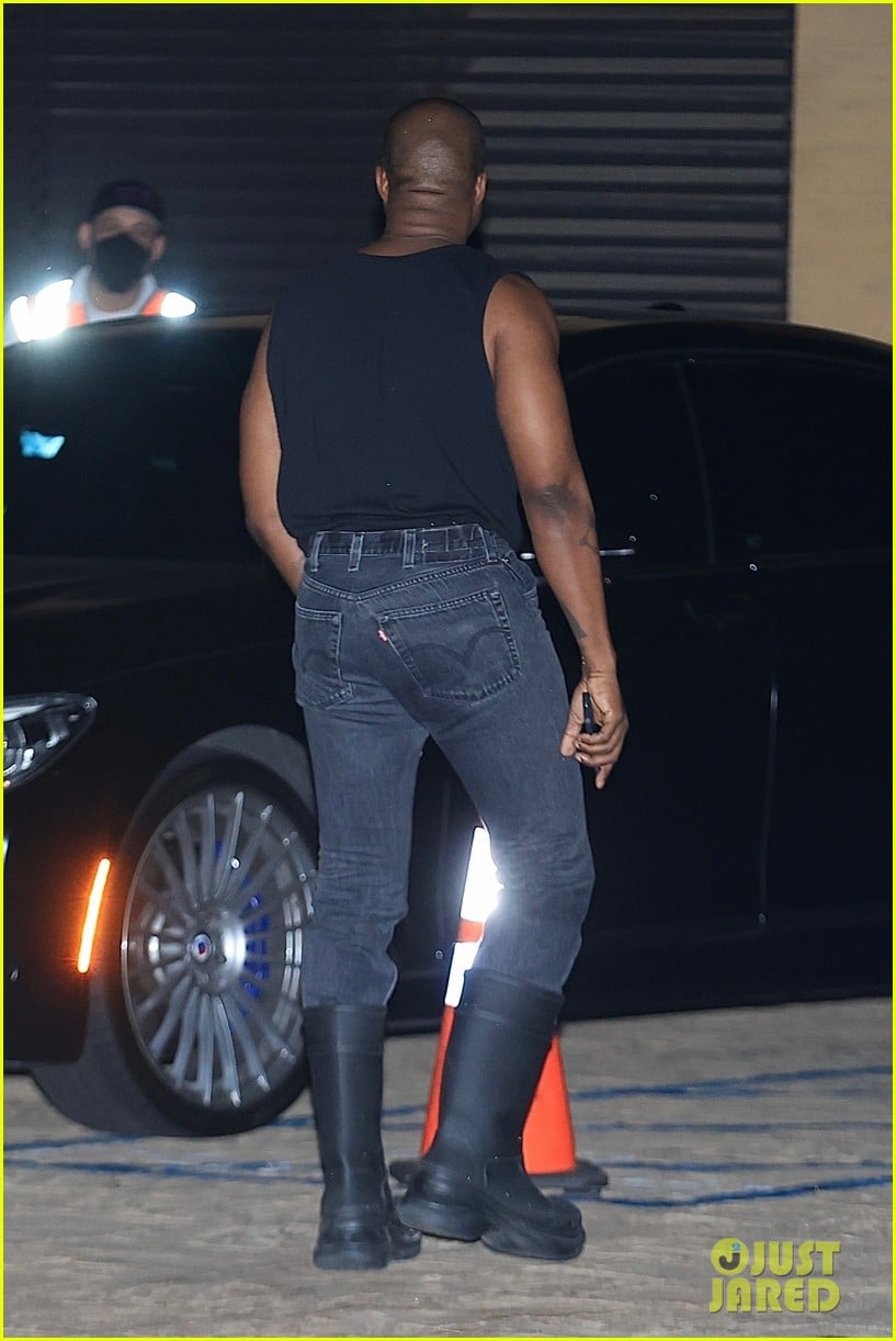 Kanye West Flaunts His Muscles While Dining with a Kim Kardashian ...