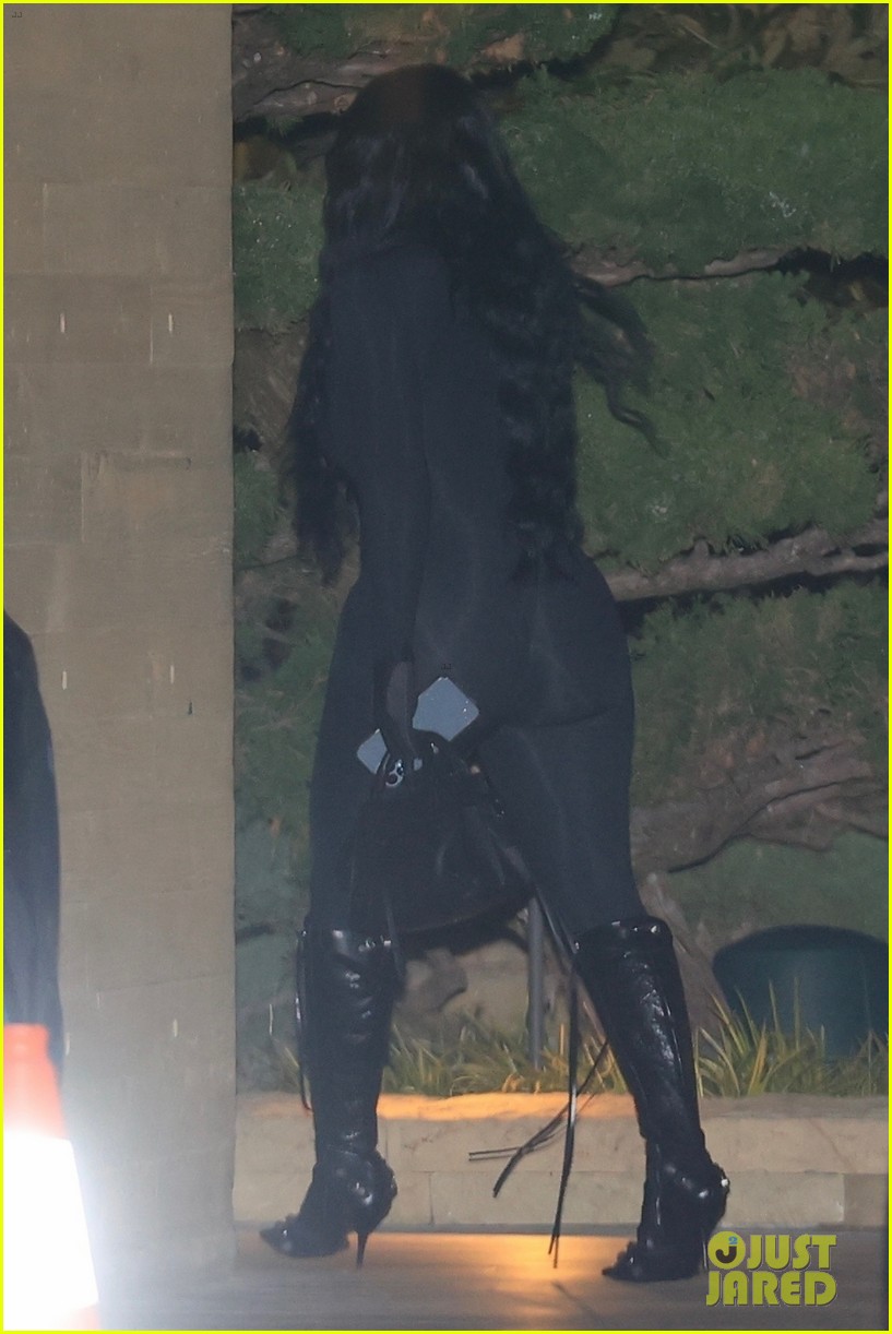 Kanye West Flaunts His Muscles While Dining with a Kim Kardashian ...