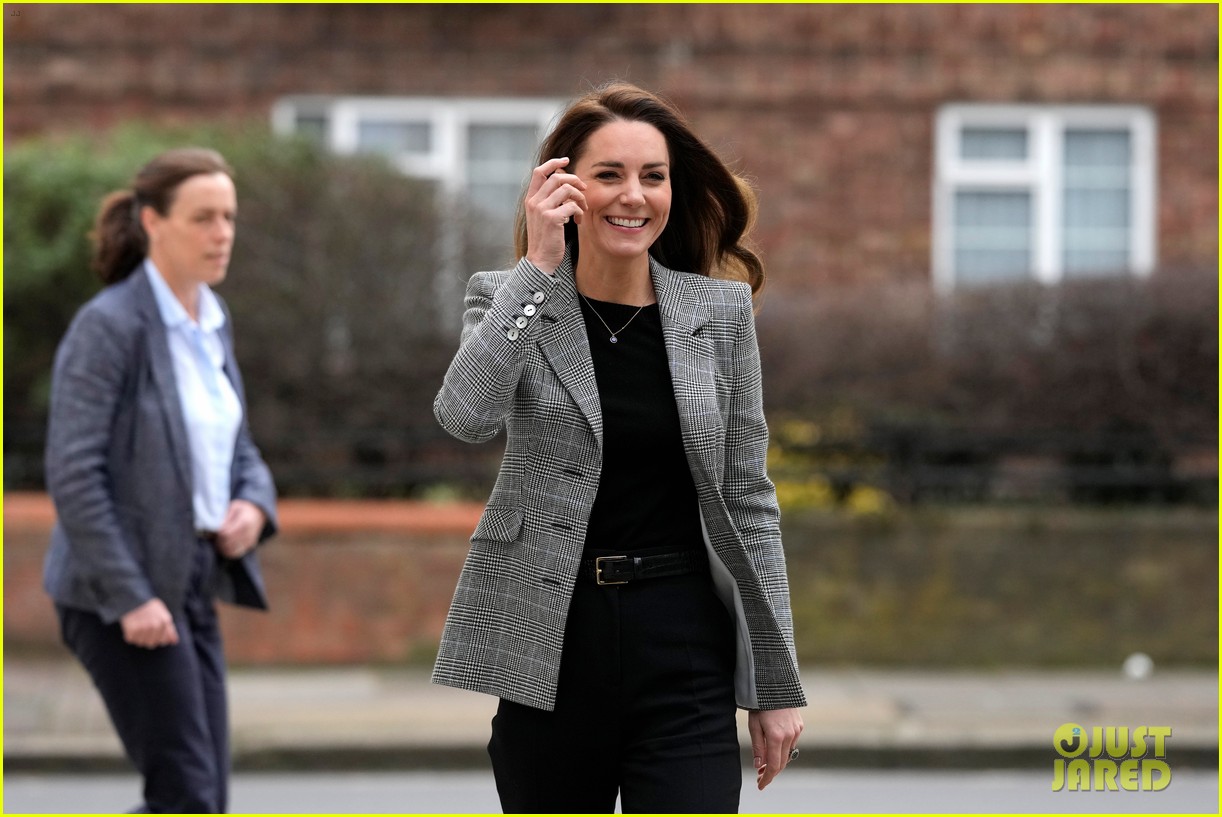Kate Middleton Makes Surprise Visit to Parent & Toddler Group : Photo ...