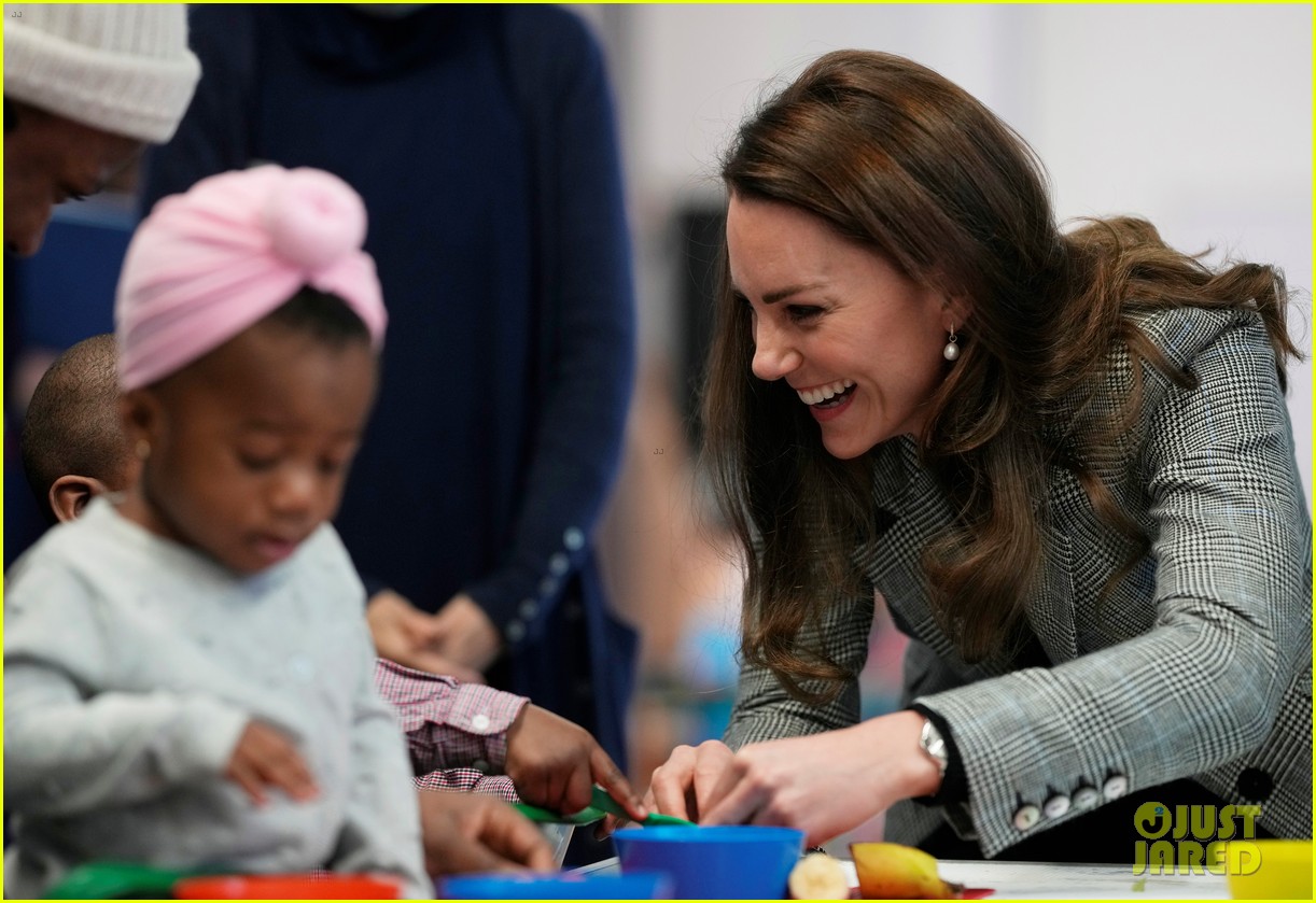 Kate Middleton Makes Surprise Visit to Parent & Toddler Group : Photo ...