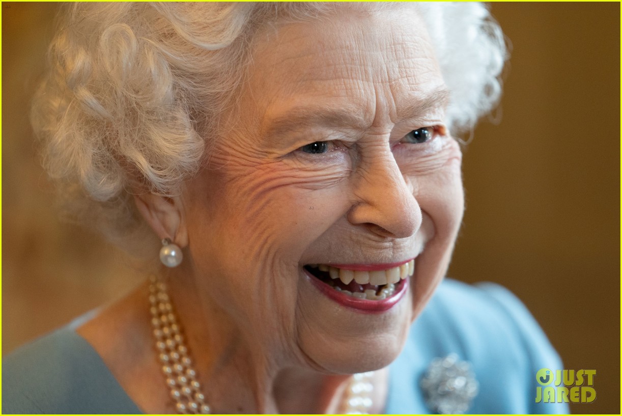 Queen Elizabeth Tests Positive for Coronavirus: Photo 4708897 | Queen ...