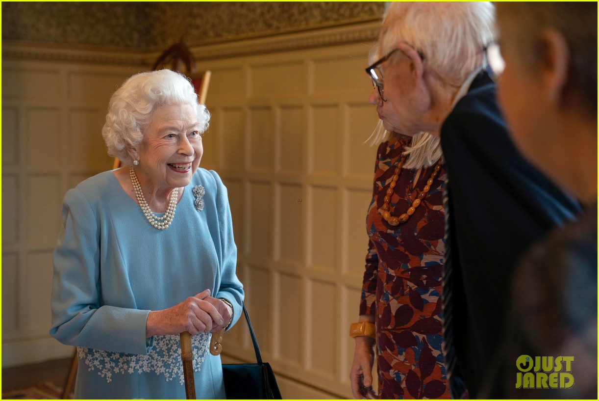 Queen Elizabeth Tests Positive for Coronavirus: Photo 4708901 | Queen ...