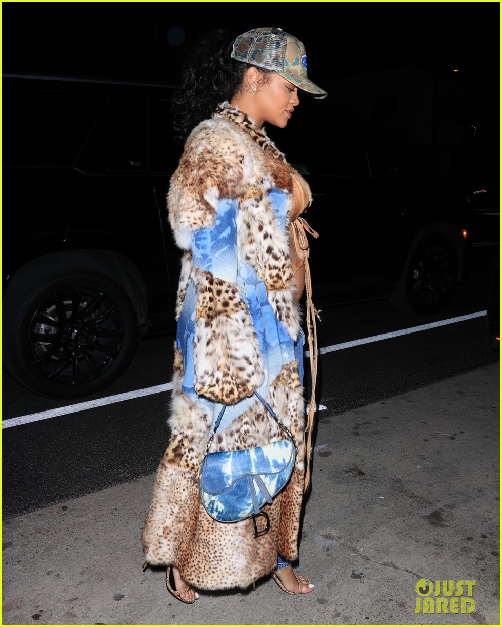 Pregnant Rihanna Bares Her Baby Bump While Out for Dinner - See Photos ...