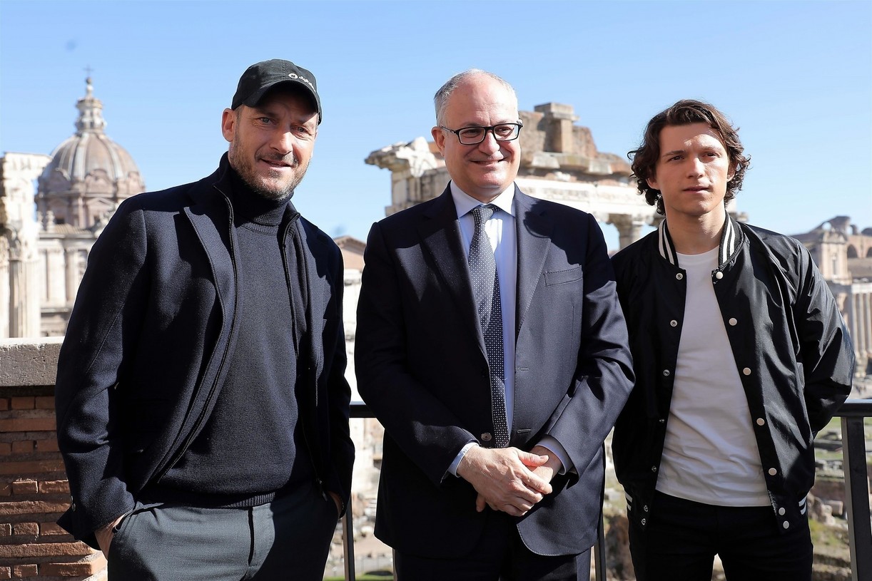 Tom Holland Gets A Special Tour of Rome From 'Roma' Director Francesco ...