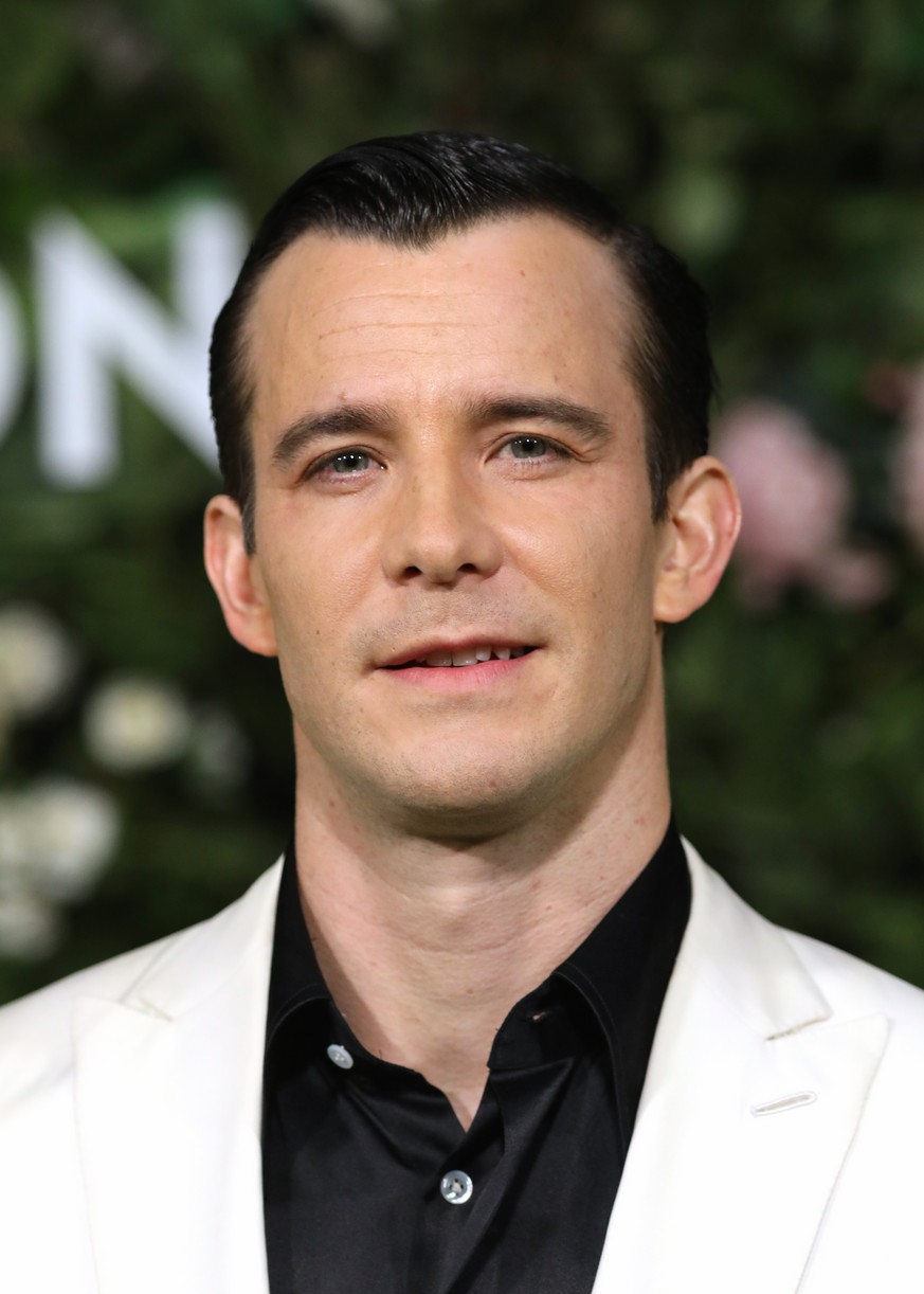 Jonathan Bailey, Simone Ashley & Charithra Chandran Have The Cutest ...