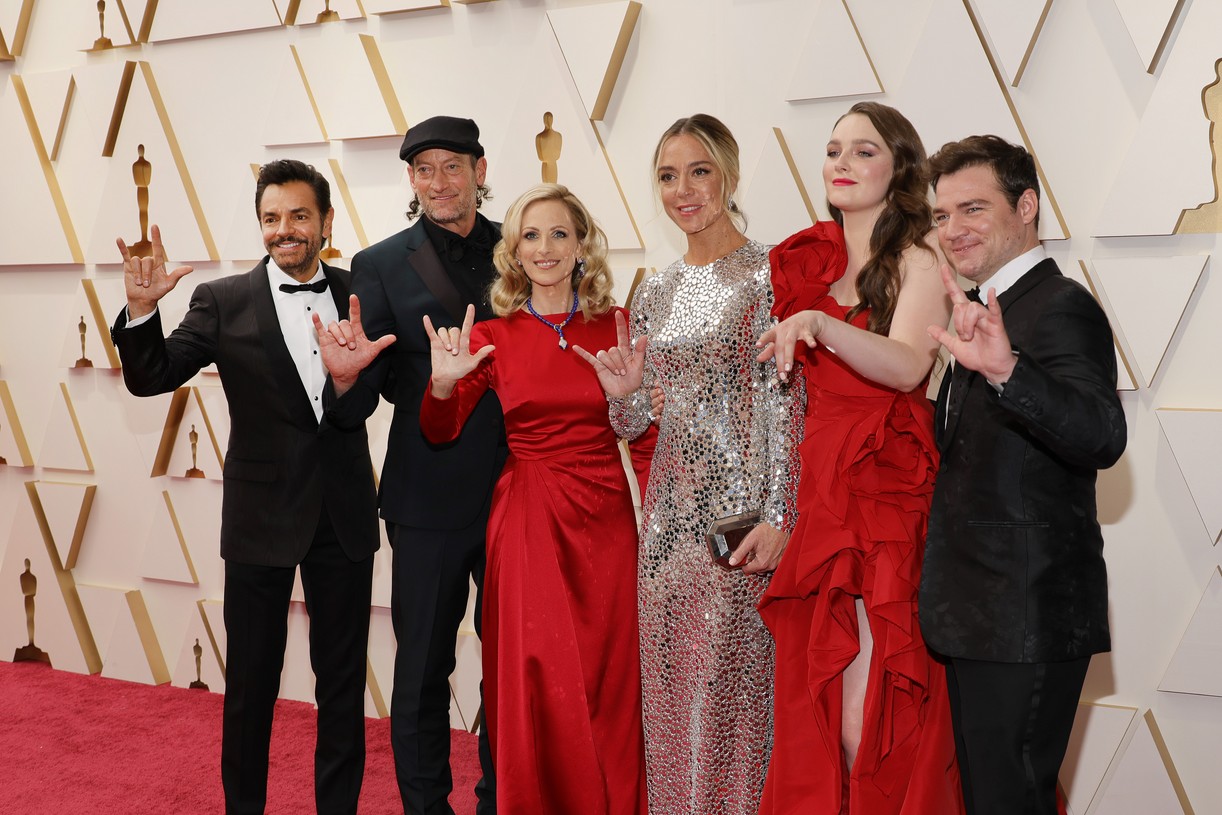 Emilia Jones, Marlee Matlin, Troy Kotsur & 'CODA' Cast Hit The Oscars ...