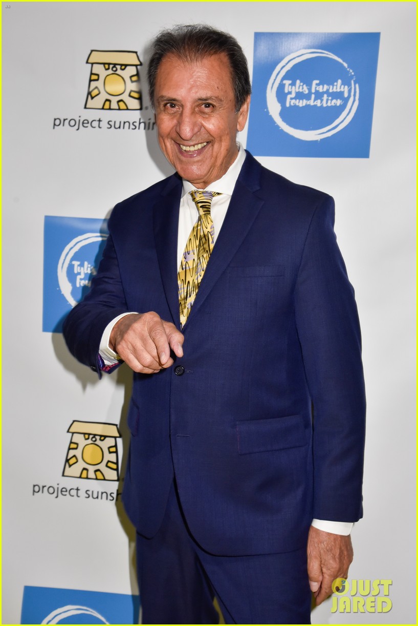 Emilio Delgado, Fix-It Shop Owner Luis from 'Sesame Street,' Dies at 81 ...