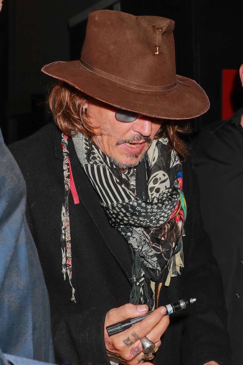 Johnny Depp Stops To Sign Autographs Following A Charity Concert in LA ...