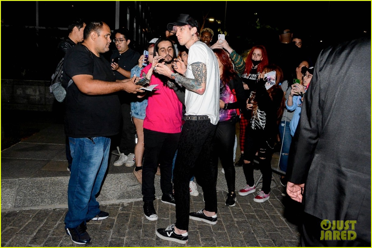 Megan Fox & Machine Gun Kelly Were Mobbed By Fans in Sao Paulo & These ...