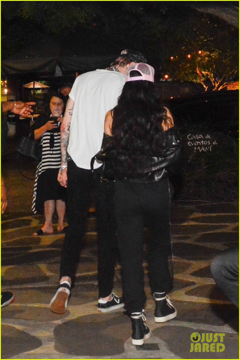 Megan Fox & Machine Gun Kelly Were Mobbed By Fans in Sao Paulo & These ...