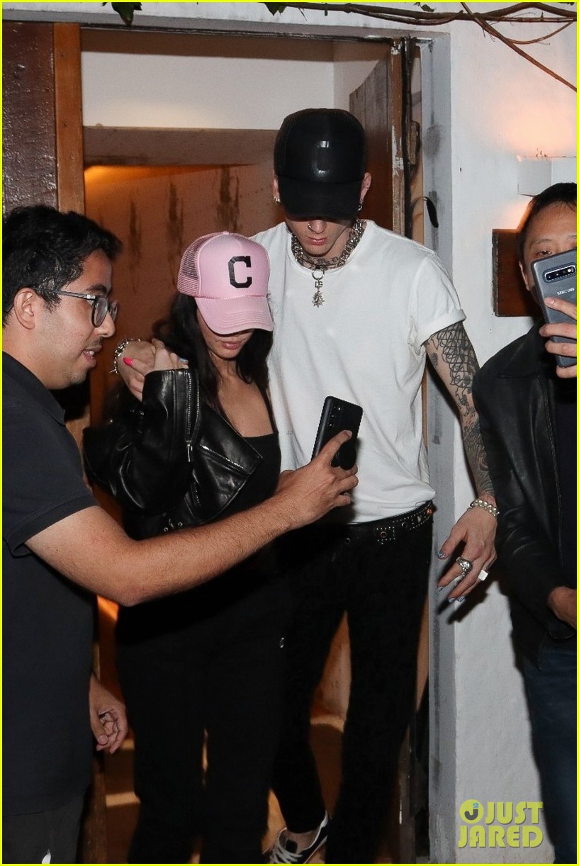Megan Fox & Machine Gun Kelly Were Mobbed By Fans in Sao Paulo & These ...