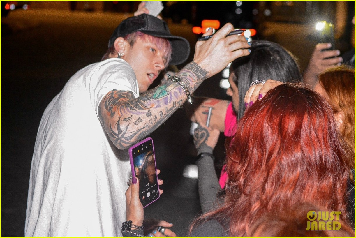 Megan Fox & Machine Gun Kelly Were Mobbed By Fans in Sao Paulo & These ...