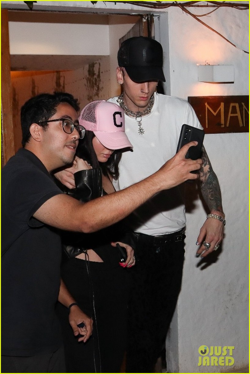 Megan Fox & Machine Gun Kelly Were Mobbed By Fans in Sao Paulo & These ...