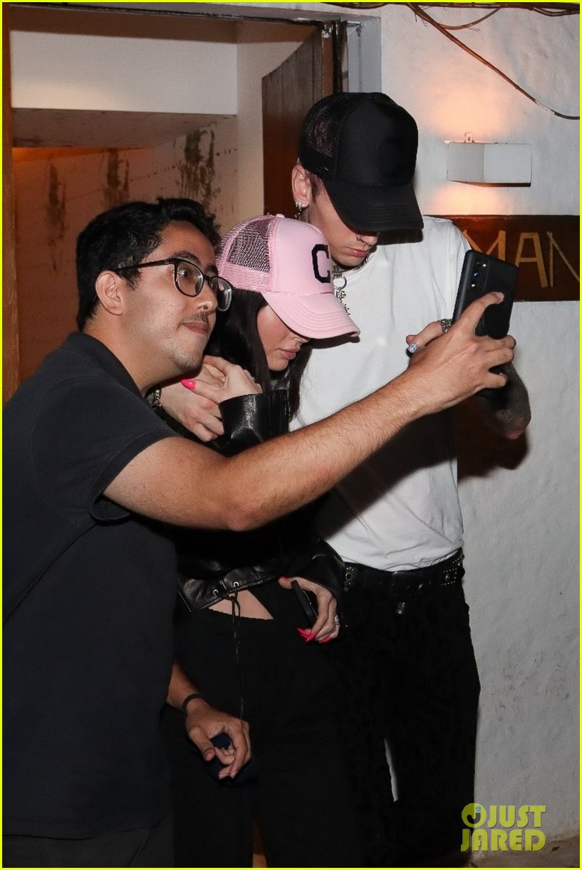 Megan Fox & Machine Gun Kelly Were Mobbed By Fans in Sao Paulo & These ...