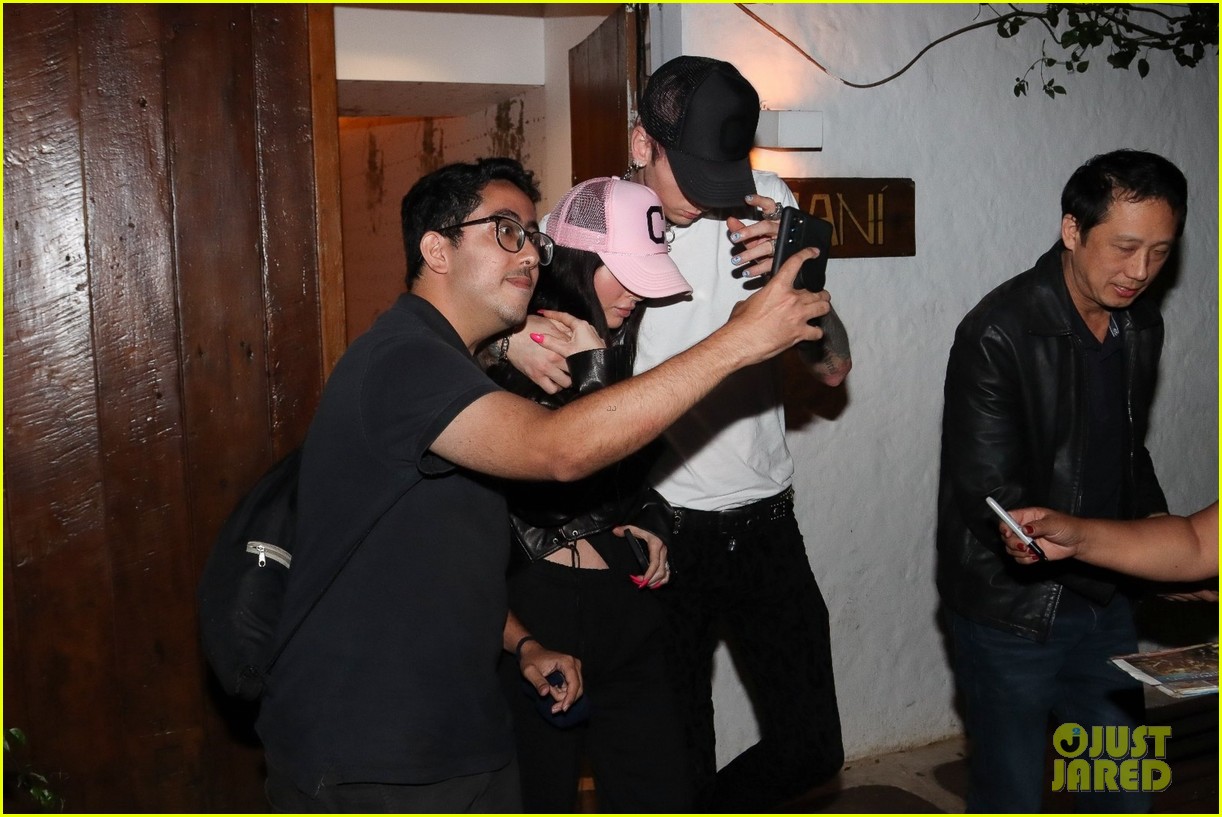 Megan Fox & Machine Gun Kelly Were Mobbed By Fans in Sao Paulo & These ...