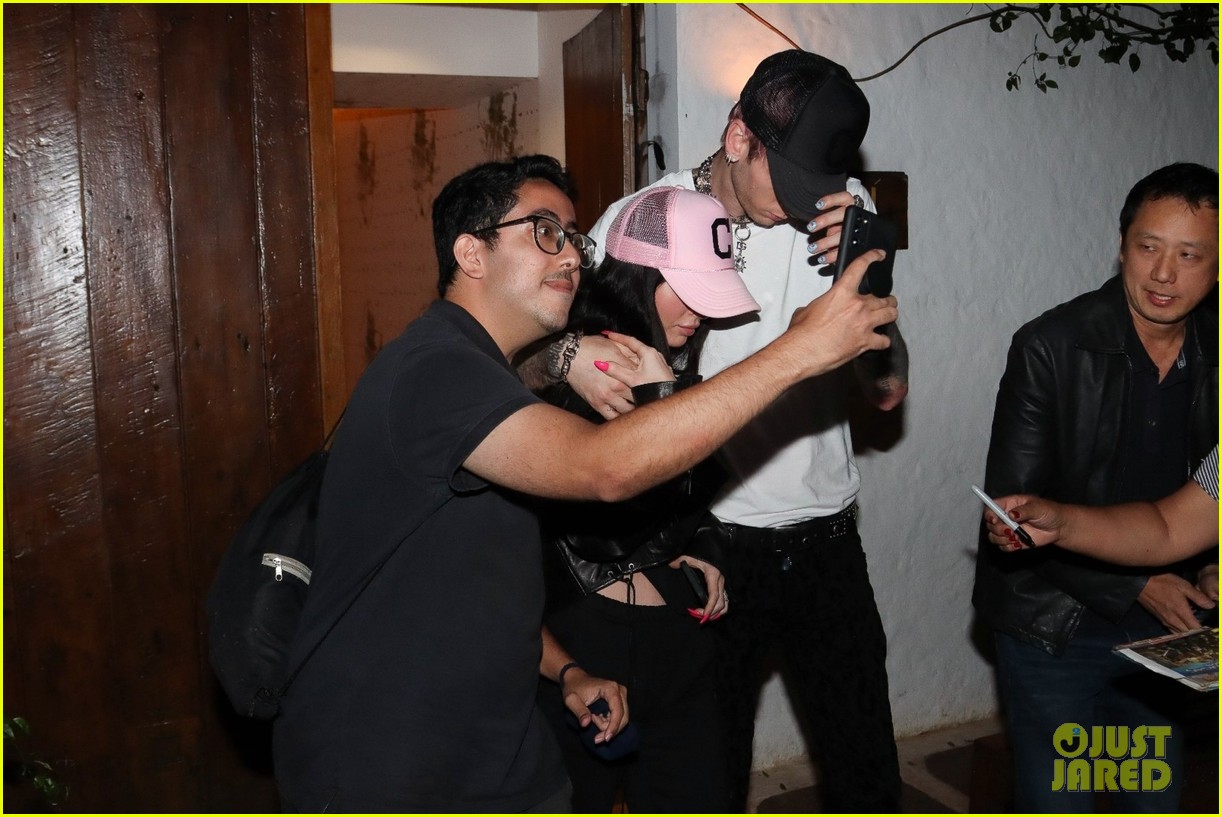 Megan Fox & Machine Gun Kelly Were Mobbed By Fans in Sao Paulo & These ...