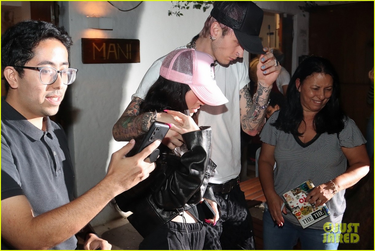 Megan Fox & Machine Gun Kelly Were Mobbed By Fans in Sao Paulo & These ...