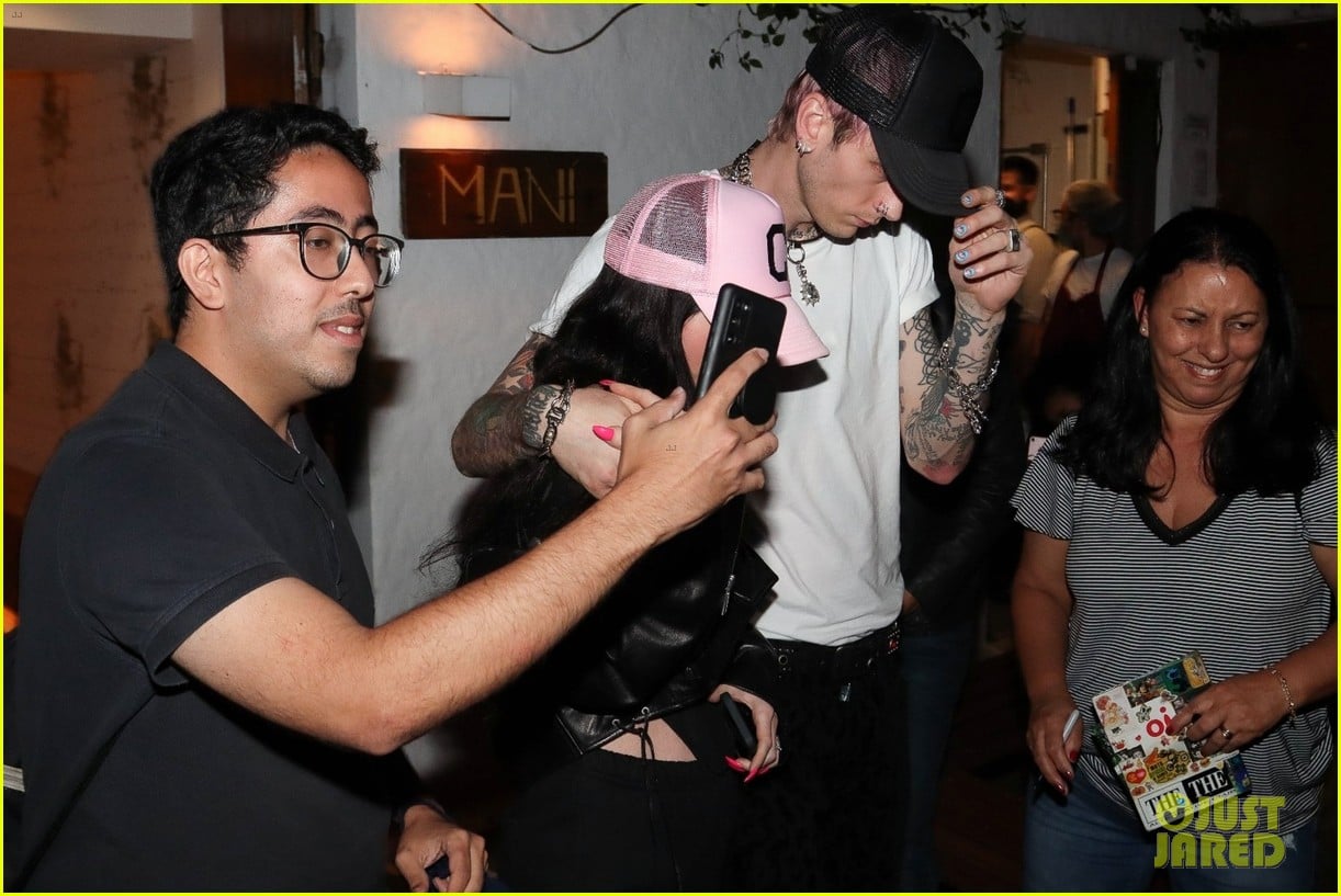 Megan Fox & Machine Gun Kelly Were Mobbed By Fans in Sao Paulo & These ...