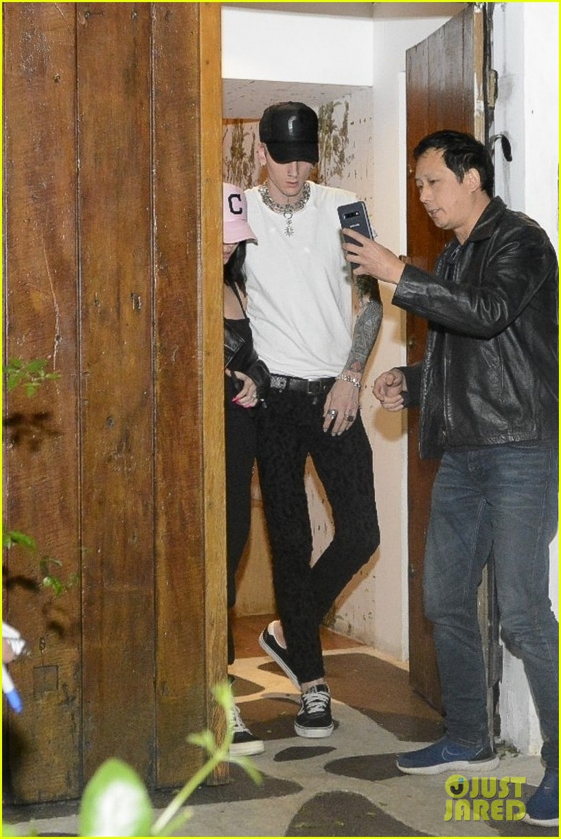 Megan Fox & Machine Gun Kelly Were Mobbed By Fans in Sao Paulo & These ...