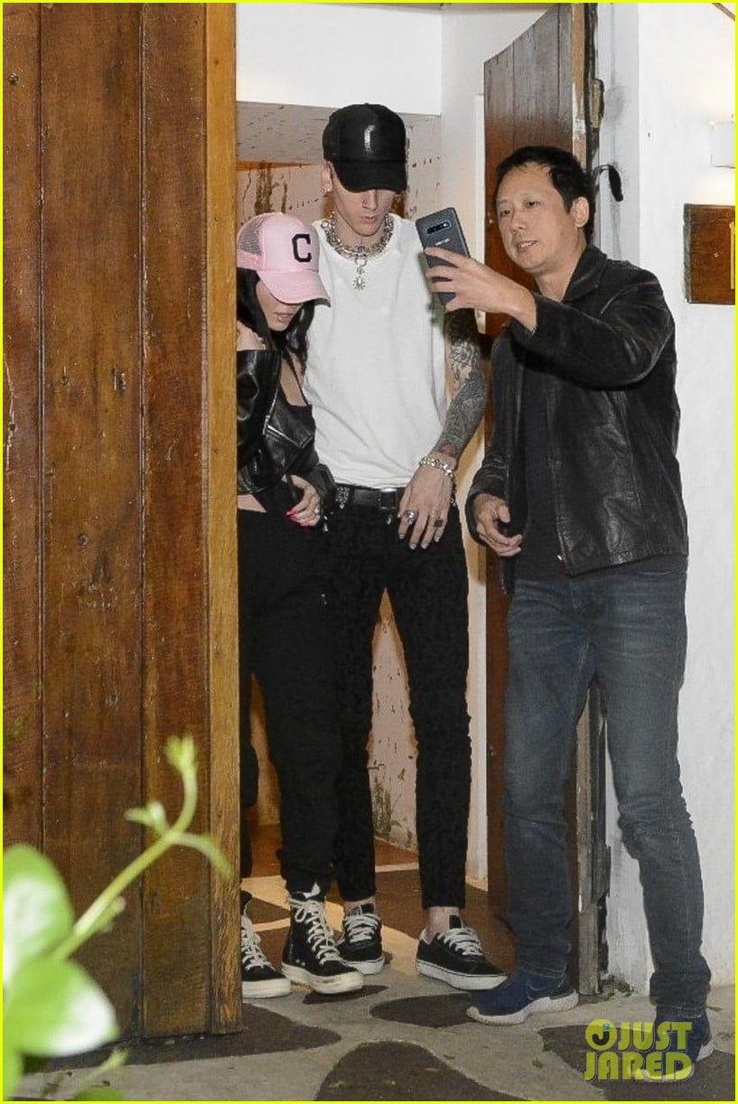 Megan Fox & Machine Gun Kelly Were Mobbed By Fans in Sao Paulo & These ...