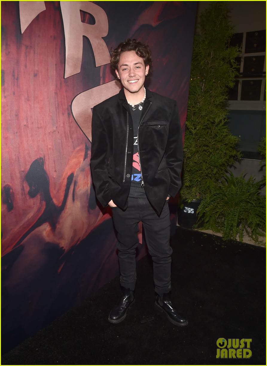 Sebastian Stan & Daisy Edgar-Jones Pose for Prom-Style Photos at 'Fresh ...