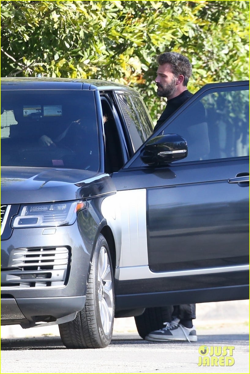 Ben Affleck & Jennifer Lopez Spotted Sharing a Passionate Kiss in the ...