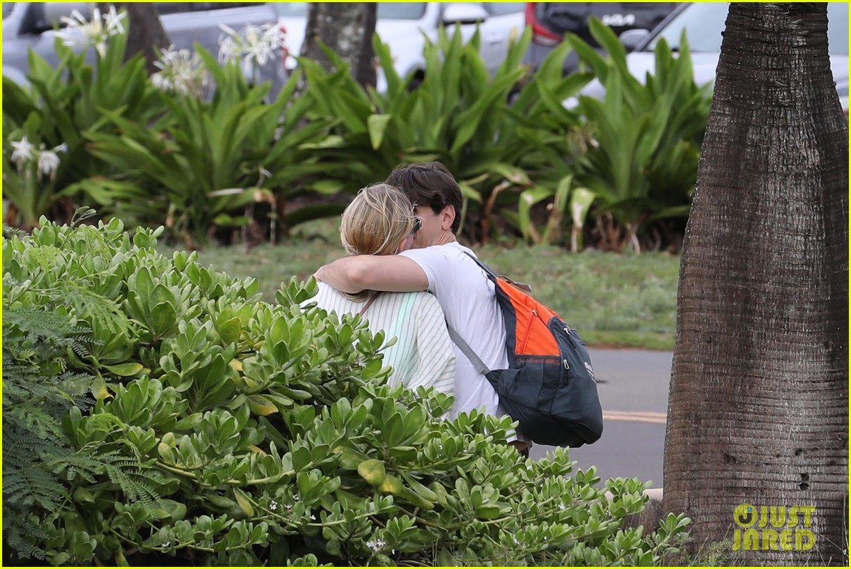 Kate Bosworth & Justin Long Flaunt Cute PDA in New Photos from Hawaii ...