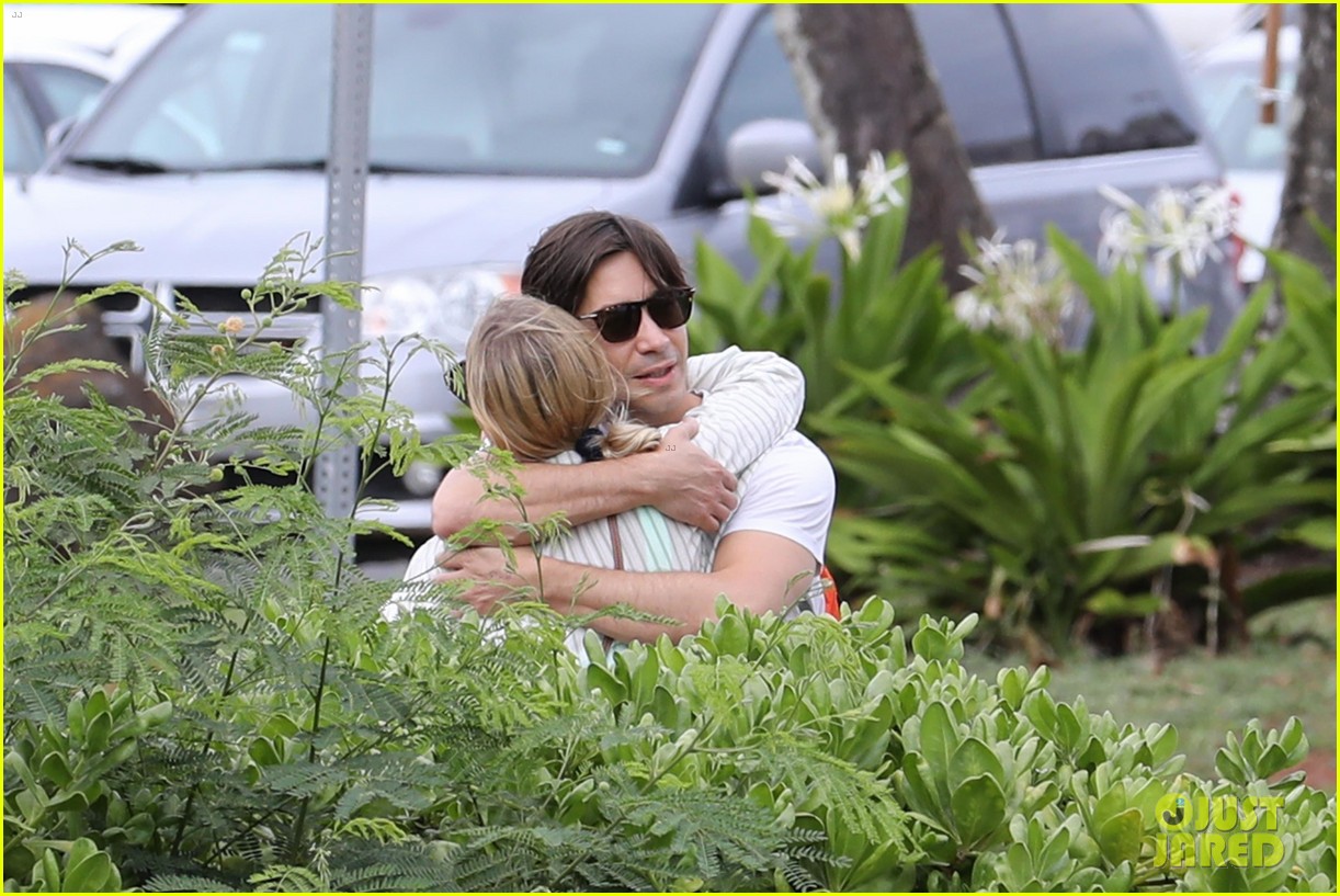 Kate Bosworth & Justin Long Flaunt Cute PDA in New Photos from Hawaii ...