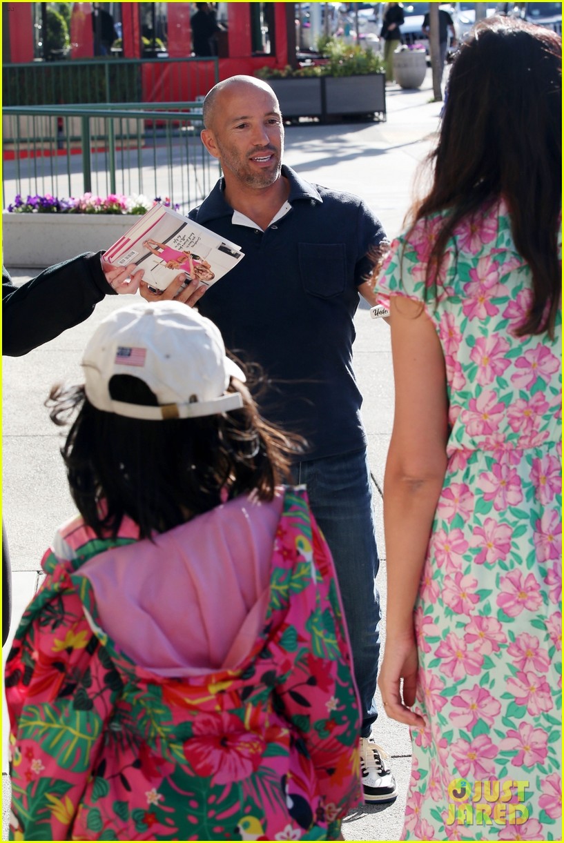 Chrishell Stause Helps Ex-Boyfriend Jason Oppenheim & Twin Brother ...