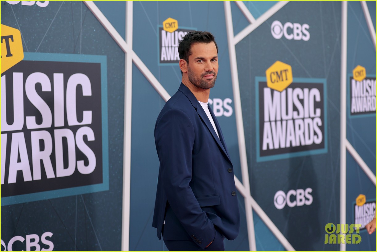 Jessie James Decker's Husband Eric Forgot His Wedding Ring at CMT Music ...