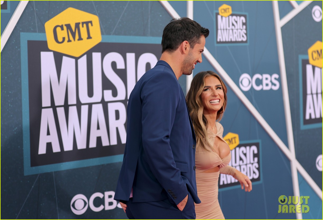 Jessie James Decker's Husband Eric Forgot His Wedding Ring at CMT Music ...