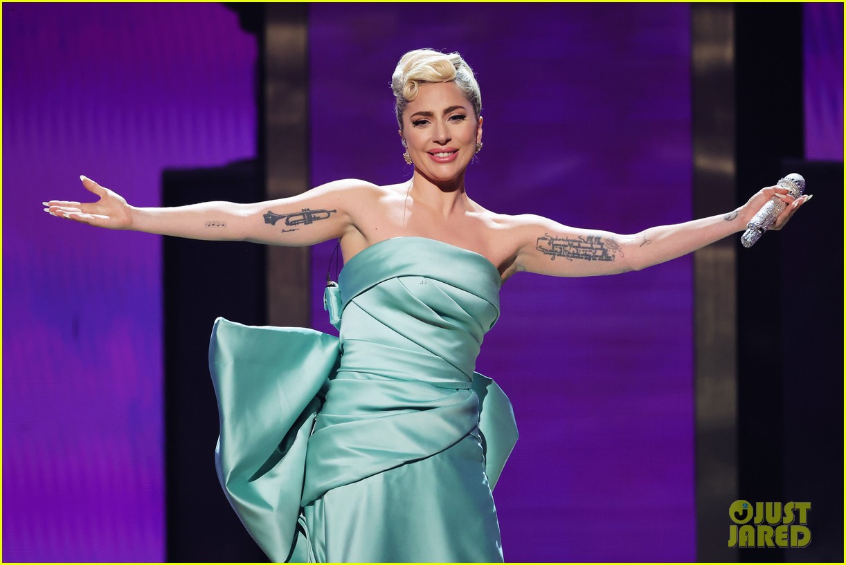 Lady Gaga Holds Back Tears While Performing 'Love for Sale' & 'Do I ...