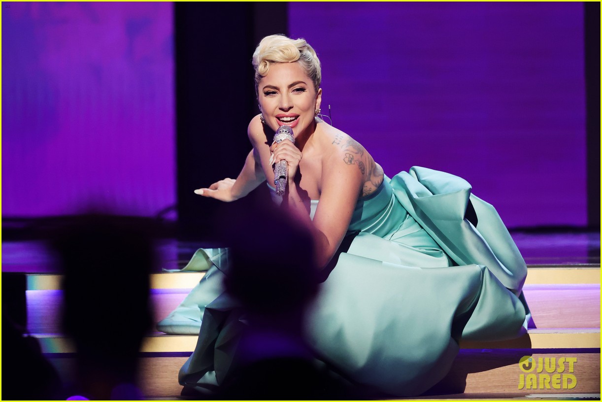 Lady Gaga Holds Back Tears While Performing 'Love for Sale' & 'Do I ...