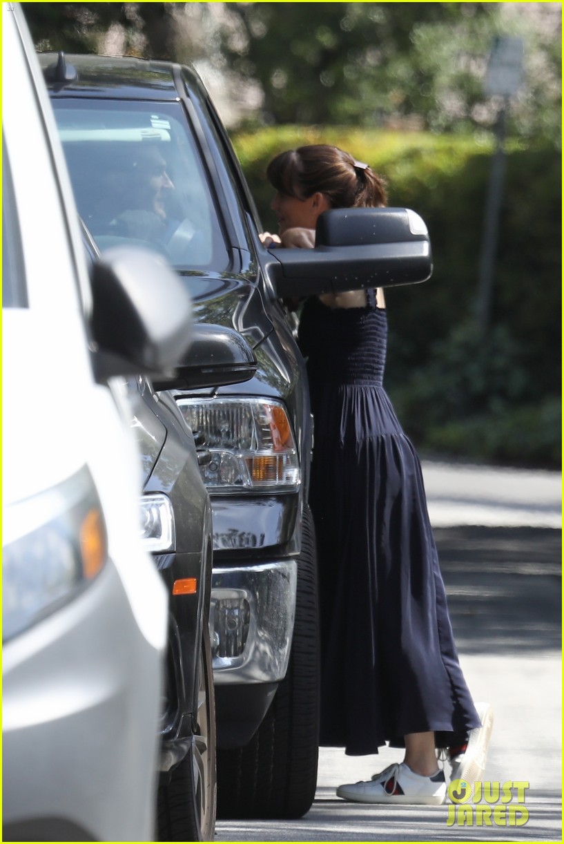 Jennifer Garner Looks Smitten with Boyfriend John Miller While Chatting ...