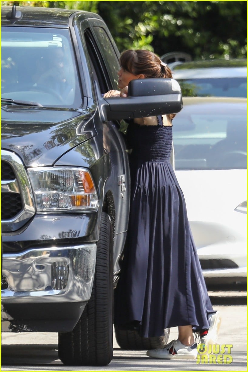 Jennifer Garner Looks Smitten with Boyfriend John Miller While Chatting ...