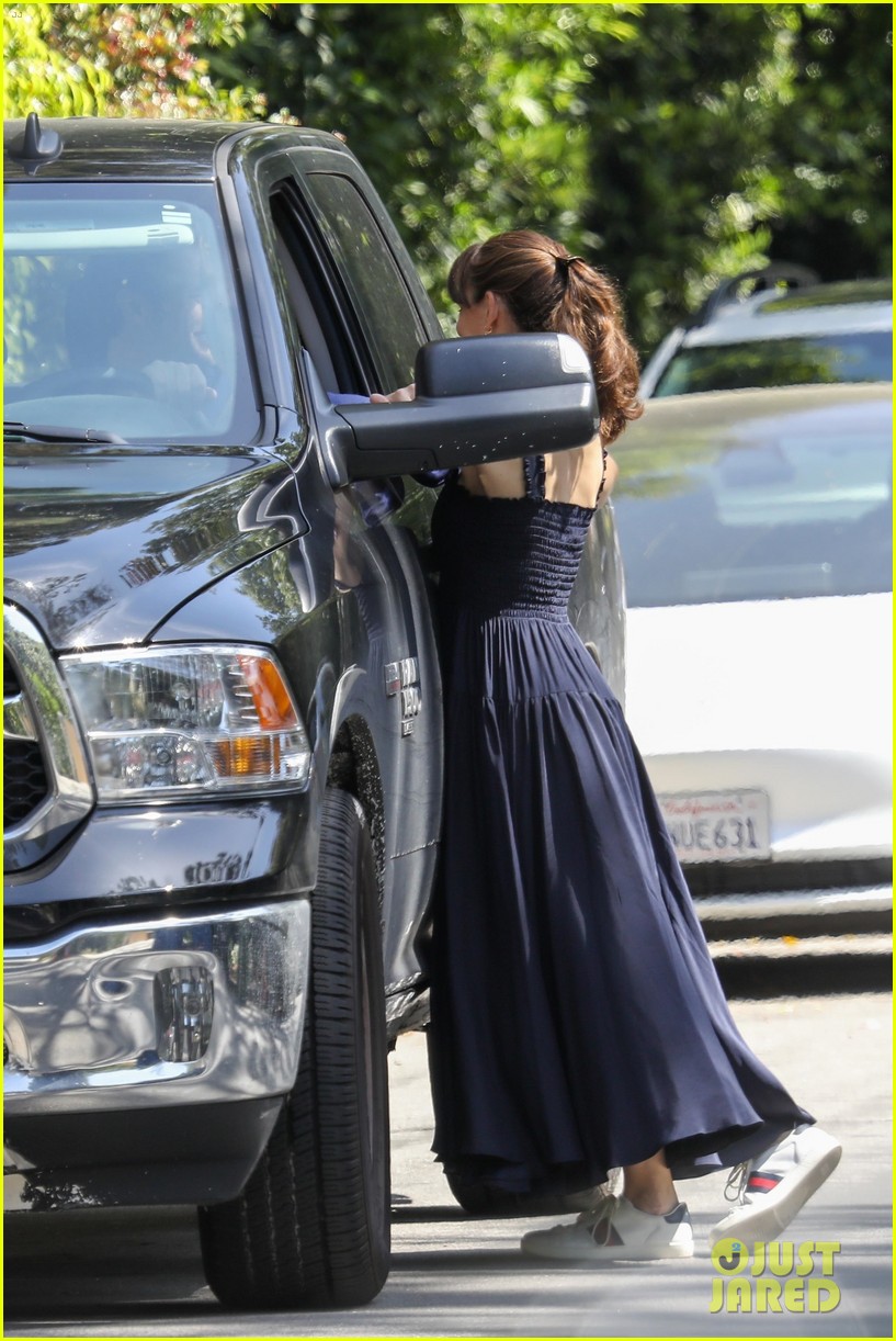 Jennifer Garner Looks Smitten with Boyfriend John Miller While Chatting ...