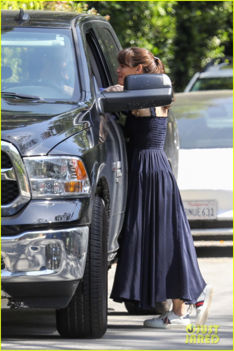 Jennifer Garner Looks Smitten with Boyfriend John Miller While Chatting ...