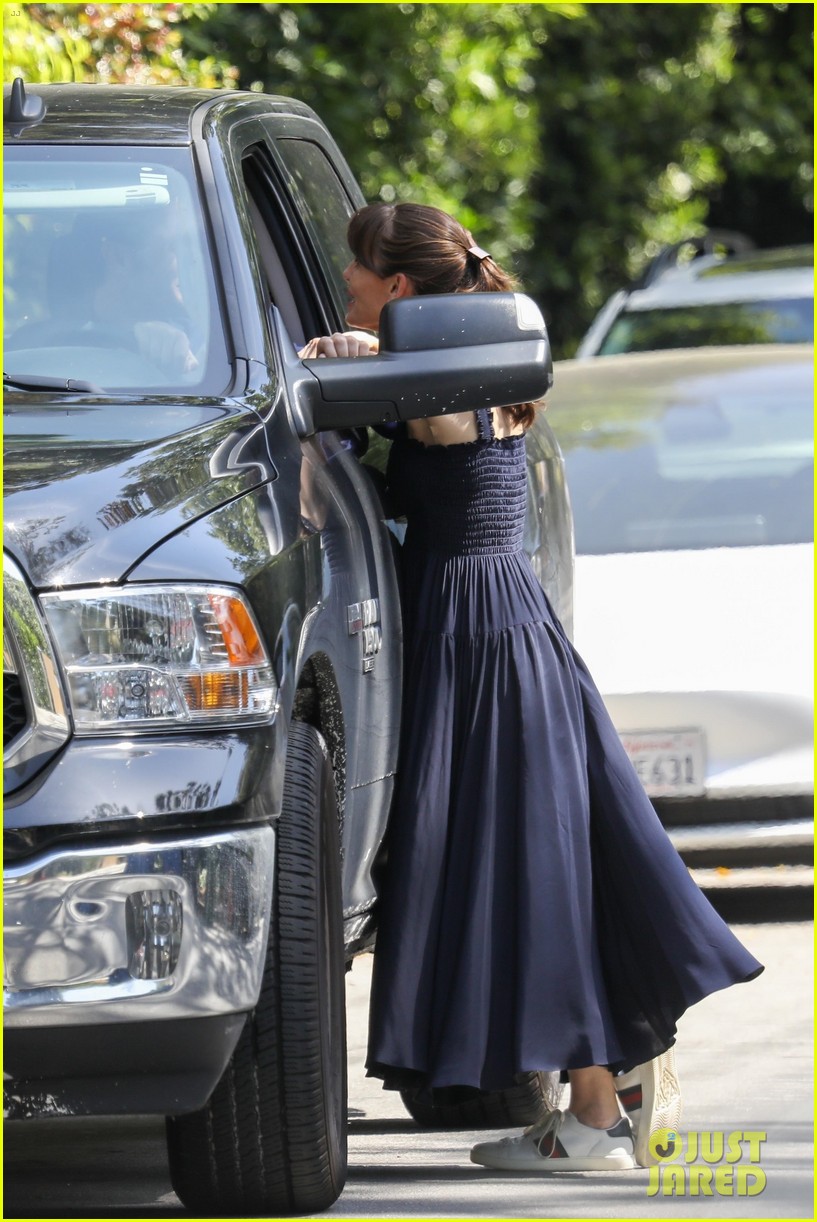 Jennifer Garner Looks Smitten with Boyfriend John Miller While Chatting ...