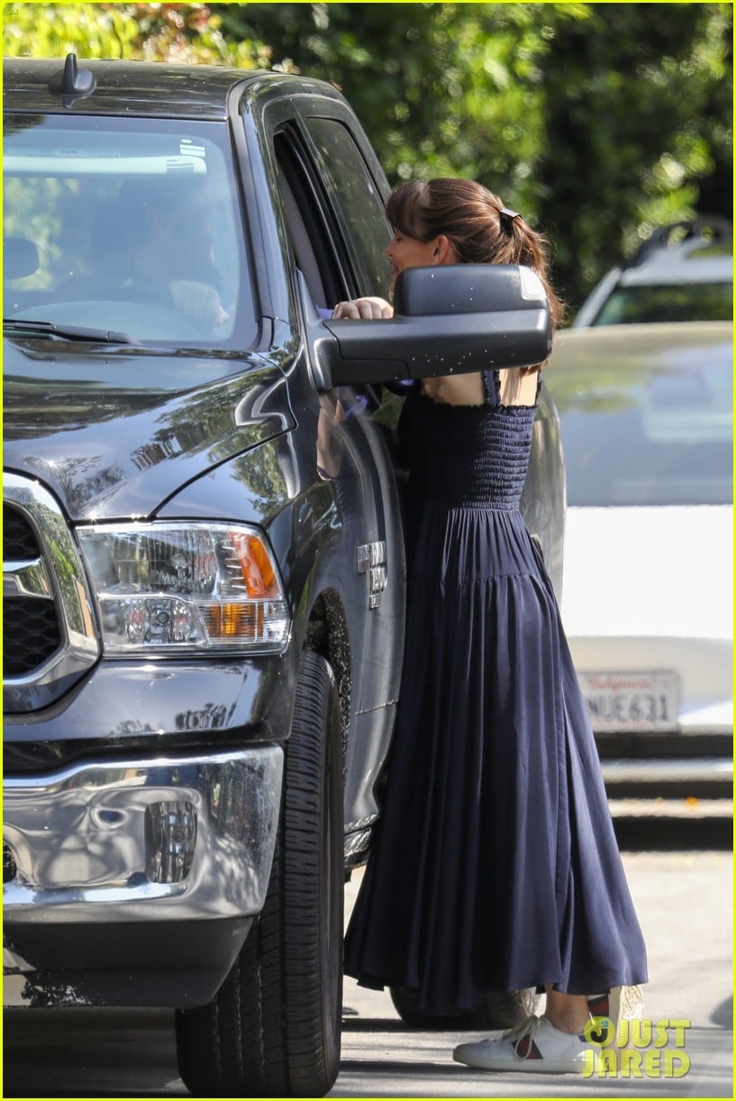 Jennifer Garner Looks Smitten with Boyfriend John Miller While Chatting ...