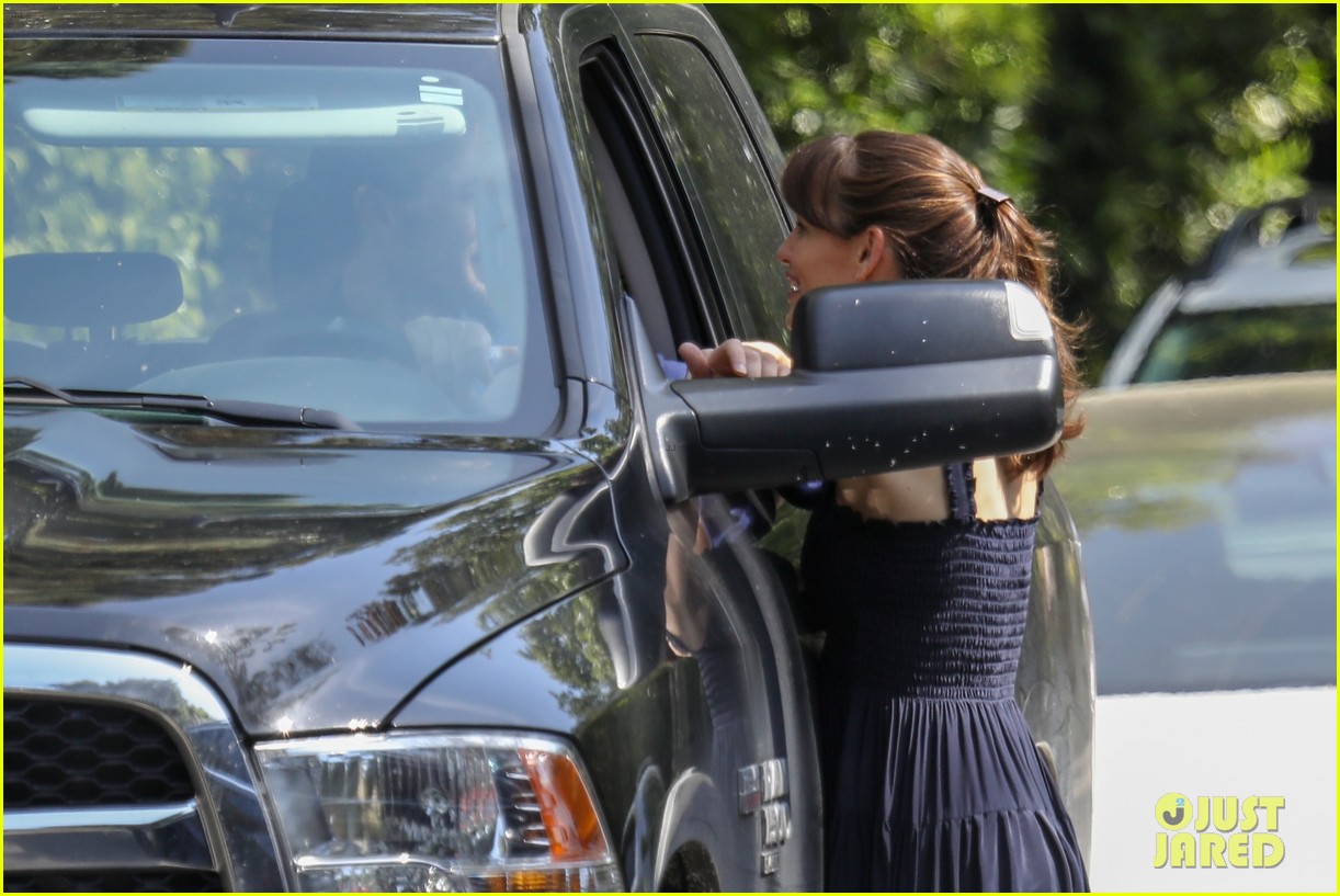 Jennifer Garner Looks Smitten with Boyfriend John Miller While Chatting ...