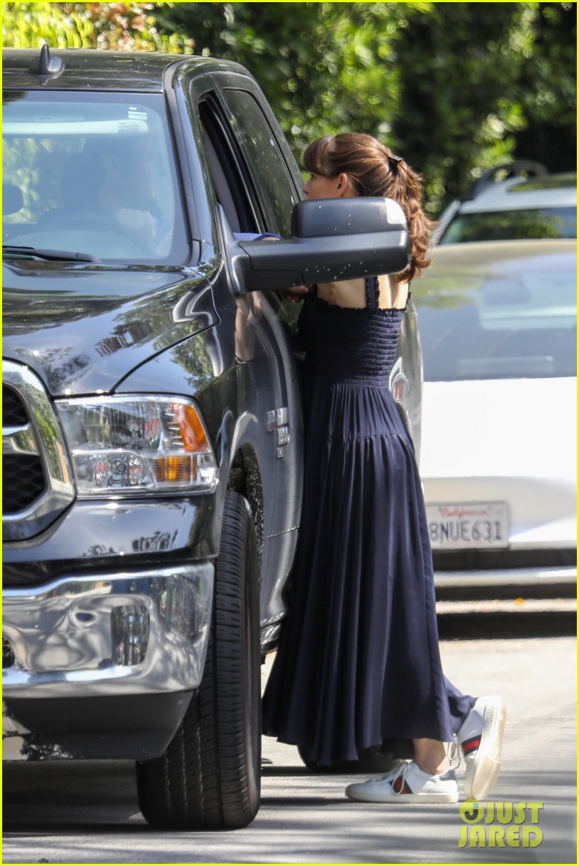 Jennifer Garner Looks Smitten with Boyfriend John Miller While Chatting ...