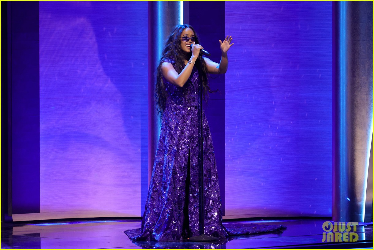 H.E.R. Performs Rock Medley with Lenny Kravitz & Travis Barker at ...