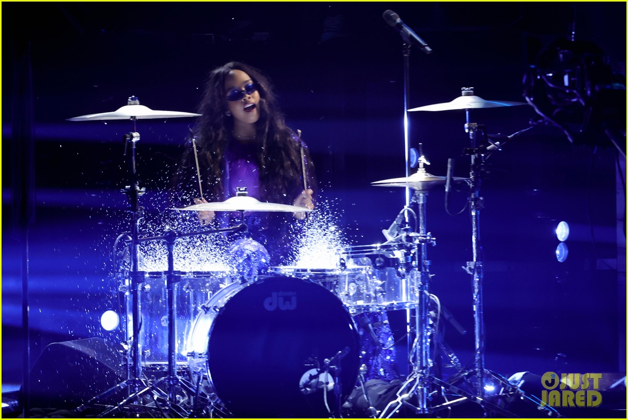 H.E.R. Performs Rock Medley with Lenny Kravitz & Travis Barker at ...