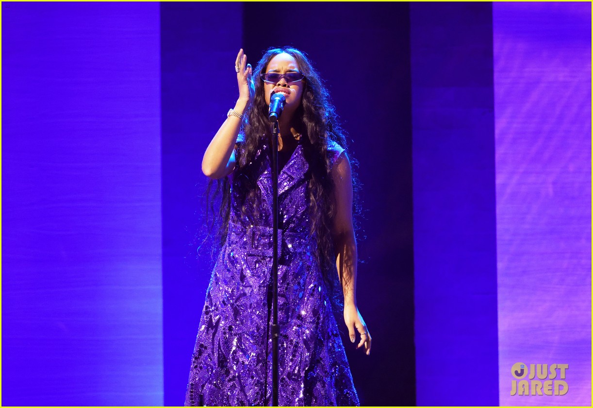 H.E.R. Performs Rock Medley with Lenny Kravitz & Travis Barker at ...